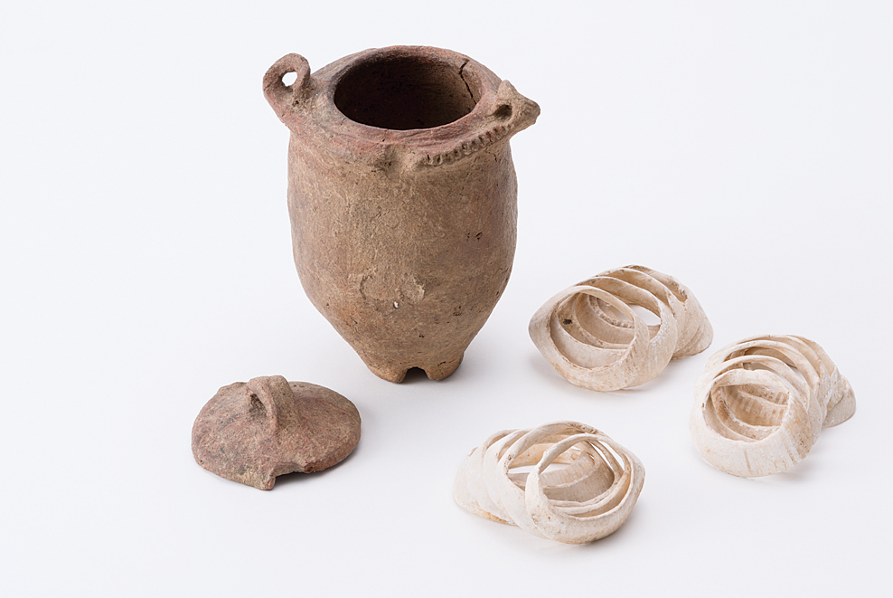 A32 Jomon pottery found with lid and shell bracelets